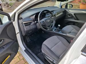 White Toyota Avensis 2015 in Alytus, with an engine capacity of 1.60 L and mileage of 226 thousand km for 6000 €, photo 11 on AUTOMOTO.COM.LV