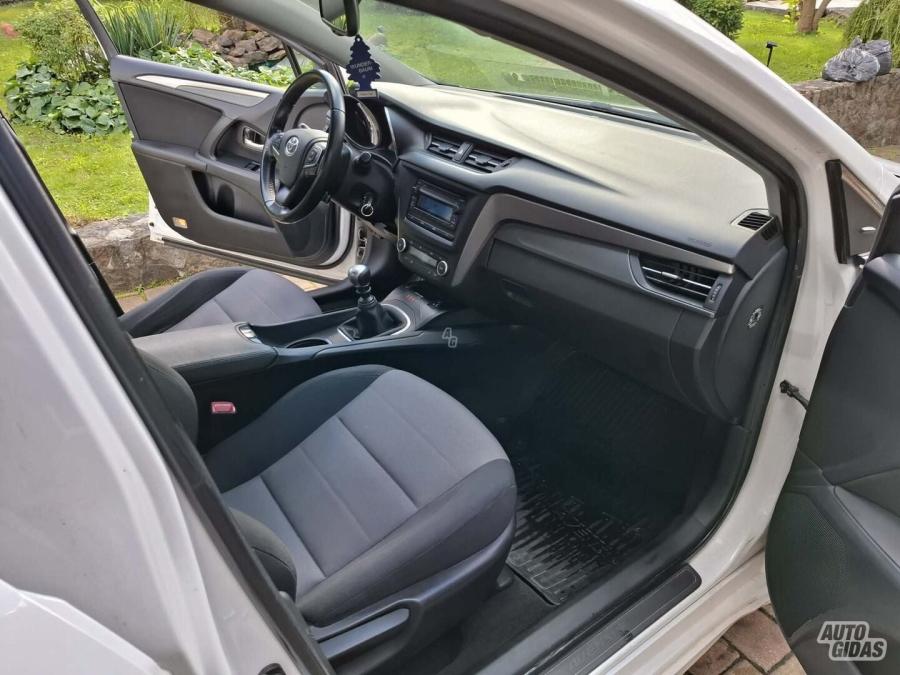White Toyota Avensis 2015 in Alytus, with an engine capacity of 1.60 L and mileage of 226 thousand km for 6000 €, photo 24 on AUTOMOTO.COM.LV