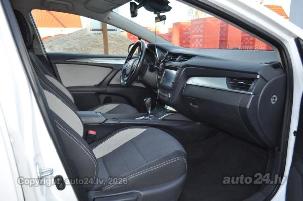 White Toyota Avensis 2016 in Parnu, with an engine capacity of 1.80 L and mileage of 195 thousand km for 12500 €, photo 9 on AUTOMOTO.COM.LV