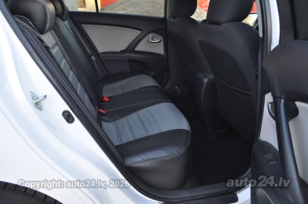 White Toyota Avensis 2016 in Parnu, with an engine capacity of 1.80 L and mileage of 195 thousand km for 12500 €, photo 10 on AUTOMOTO.COM.LV
