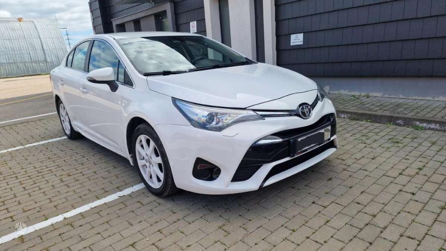 White Toyota Avensis 2017 in Kaunas, with an engine capacity of 1.60 L and mileage of 292 thousand km for 7950 €, photo 1 on AUTOMOTO.COM.LV