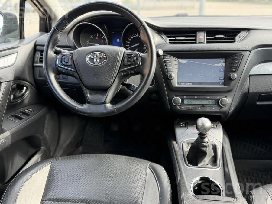 White Toyota Avensis 2017 in Riga, with an engine capacity of 1.60 L and mileage of 214 thousand km for 7750 €, photo 5 on AUTOMOTO.COM.LV