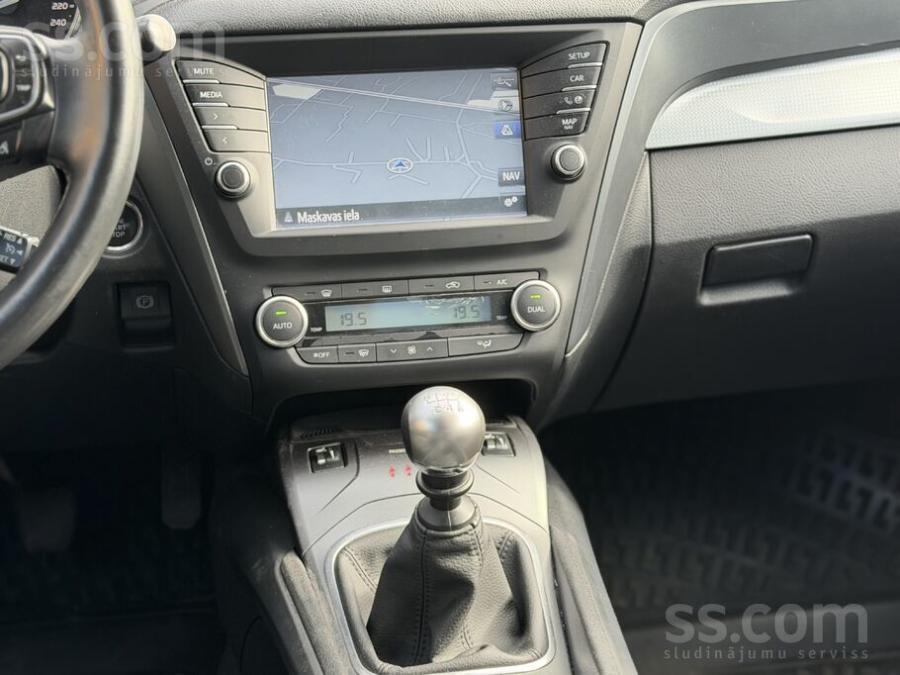 White Toyota Avensis 2017 in Riga, with an engine capacity of 1.60 L and mileage of 214 thousand km for 7750 €, photo 10 on AUTOMOTO.COM.LV