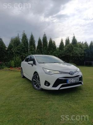 White Toyota Avensis 2017 in Riga, with an engine capacity of 1.80 L and mileage of 135 thousand km for 12800 €, photo 1 on AUTOMOTO.COM.LV