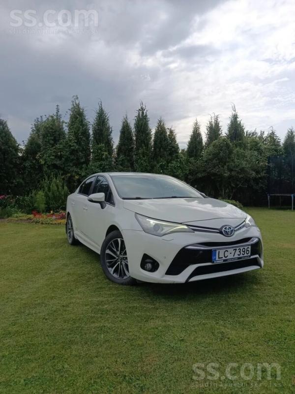 White Toyota Avensis 2017 in Riga, with an engine capacity of 1.80 L and mileage of 135 thousand km for 12800 €, photo 1 on AUTOMOTO.COM.LV