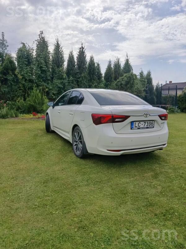 White Toyota Avensis 2017 in Riga, with an engine capacity of 1.80 L and mileage of 135 thousand km for 12800 €, photo 4 on AUTOMOTO.COM.LV