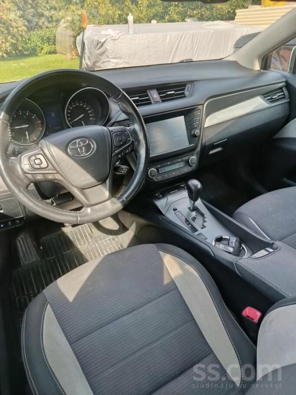White Toyota Avensis 2017 in Riga, with an engine capacity of 1.80 L and mileage of 135 thousand km for 12800 €, photo 11 on AUTOMOTO.COM.LV