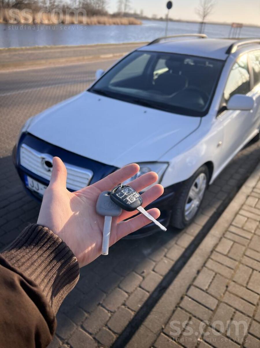 Белый Тойота Авенсис 2006 в Лиепая, объемом двигателя 1.60 л и пробегом 260 тыс. км за 600 €, фото 3 на AUTOMOTO.COM.LV