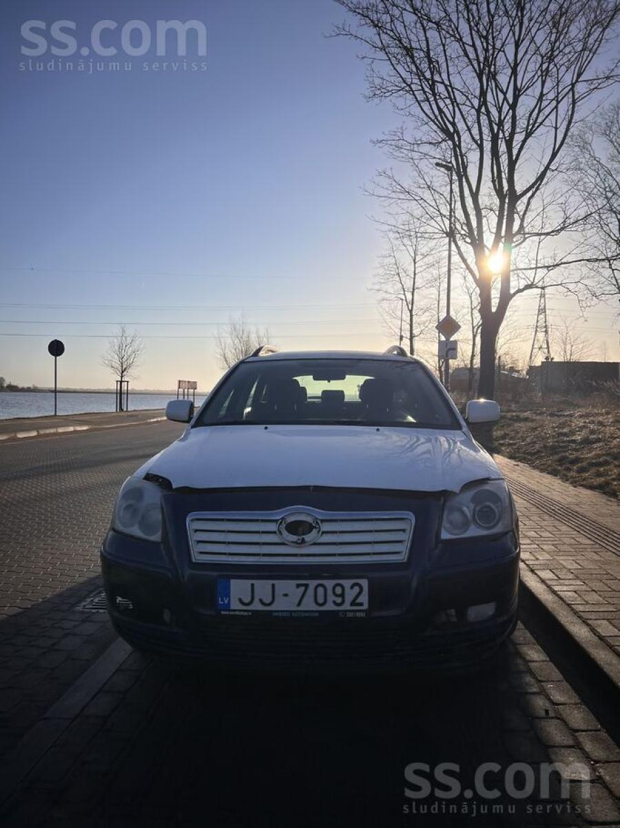 Белый Тойота Авенсис 2006 в Лиепая, объемом двигателя 1.60 л и пробегом 260 тыс. км за 600 €, фото 4 на AUTOMOTO.COM.LV