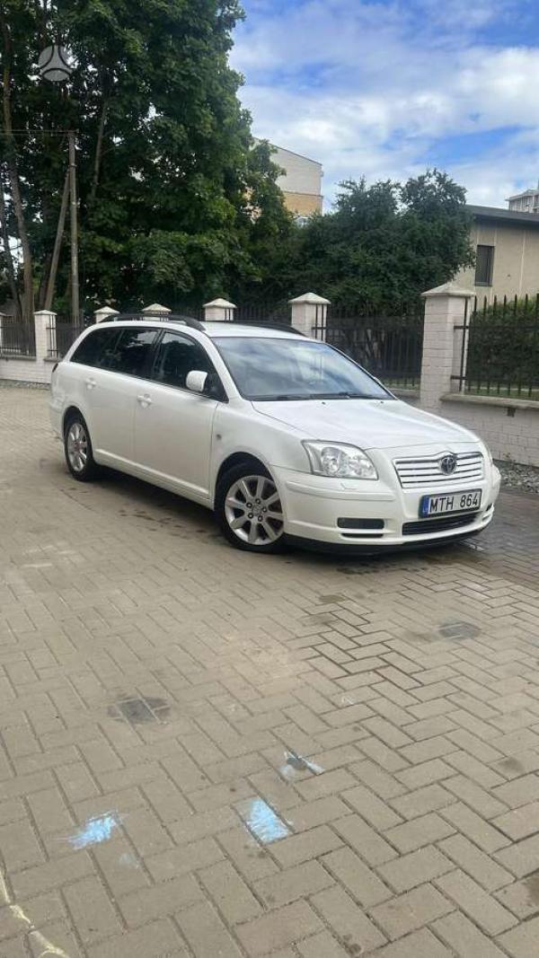 White Toyota Avensis 2006 in Vilnius, with an engine capacity of 2.20 L and mileage of 358 thousand km for 2150 €, photo 1 on AUTOMOTO.COM.LV