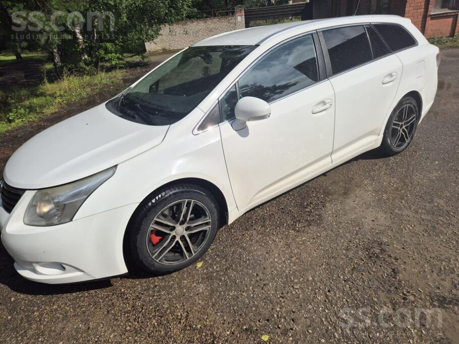 Белый Тойота Авенсис 2009 в Екабпилс, объемом двигателя 2.20 л и пробегом 325 тыс. км за 2990 €, фото 5 на AUTOMOTO.COM.LV