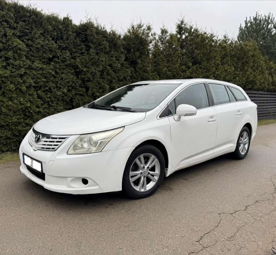 White Toyota Avensis 2010 in Vilnius, with an engine capacity of 2.00 L and mileage of 449 thousand km for 1850 €, photo 1 on AUTOMOTO.COM.LV