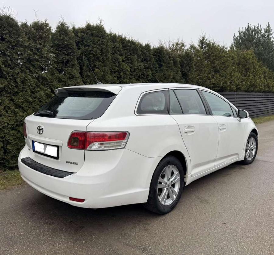 White Toyota Avensis 2010 in Vilnius, with an engine capacity of 2.00 L and mileage of 449 thousand km for 1850 €, photo 4 on AUTOMOTO.COM.LV