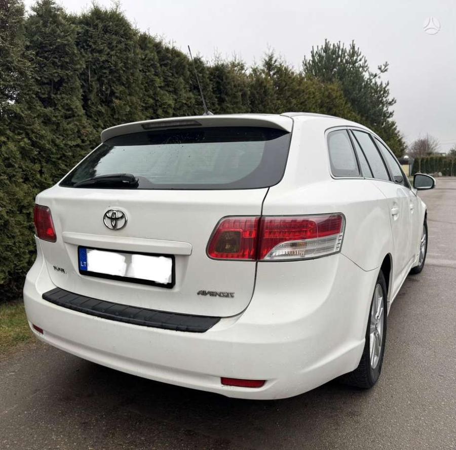 White Toyota Avensis 2010 in Vilnius, with an engine capacity of 2.00 L and mileage of 449 thousand km for 1850 €, photo 8 on AUTOMOTO.COM.LV