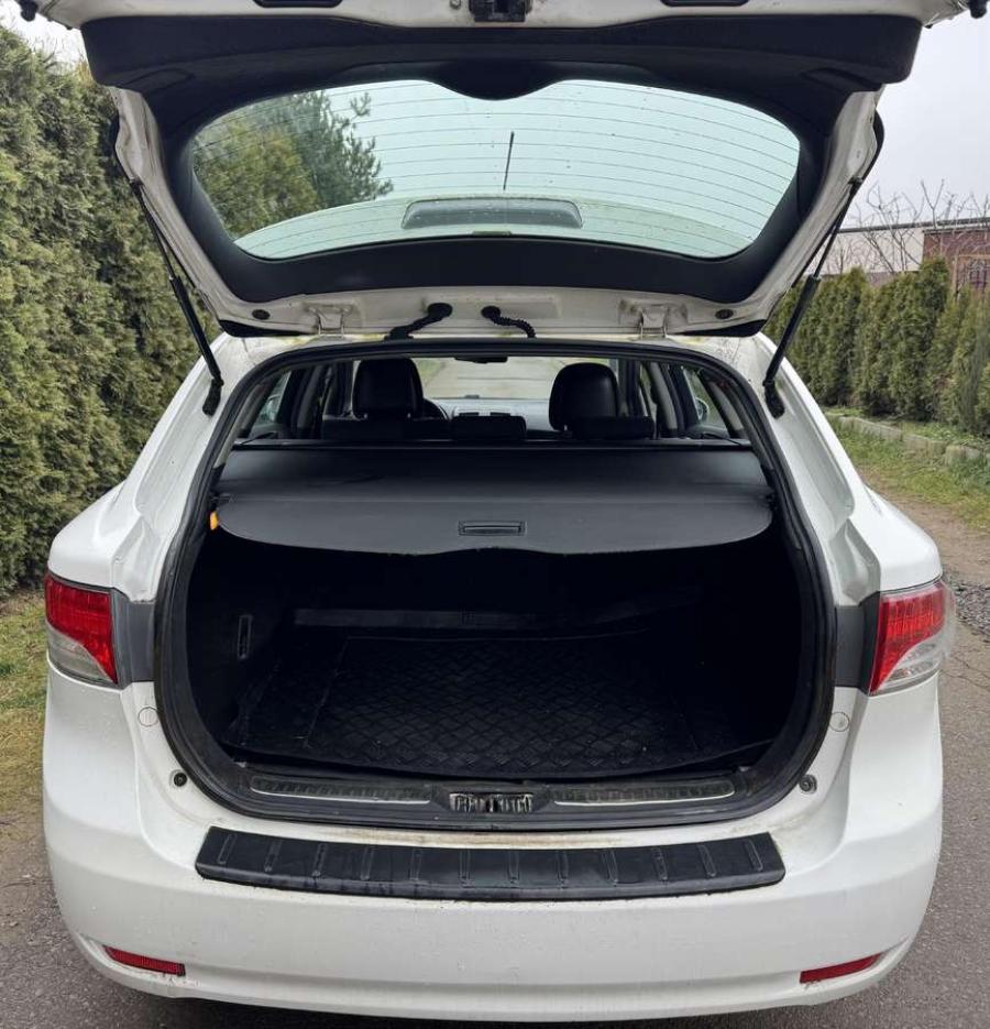 White Toyota Avensis 2010 in Vilnius, with an engine capacity of 2.00 L and mileage of 449 thousand km for 1850 €, photo 16 on AUTOMOTO.COM.LV