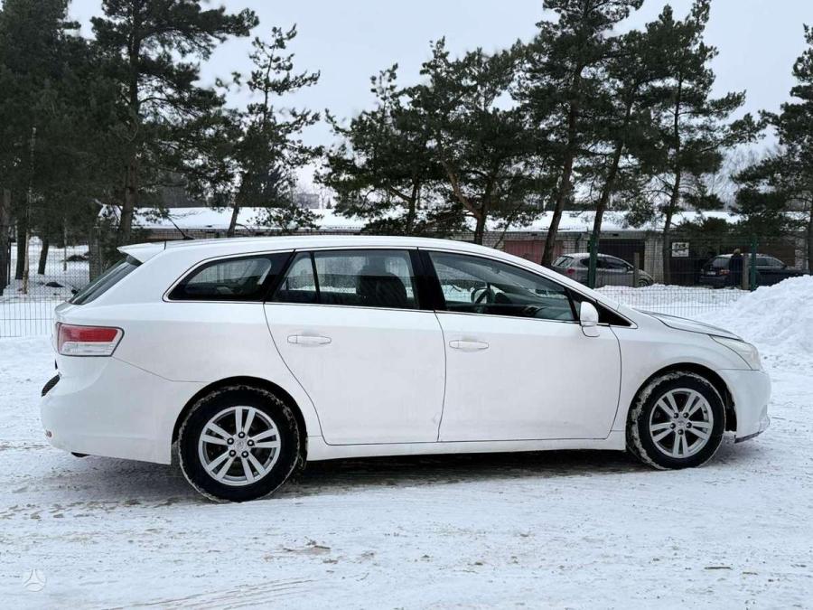 Balts Toyota Avensis 2010 Šilutė, ar dzinēja tilpumu 2.00 L un nobraukumu 400 tūkst. km par 2150 €, foto 3 vietnē AUTOMOTO.COM.LV