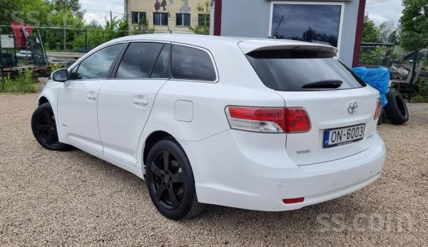 White Toyota Avensis 2010 in Riga, with an engine capacity of 2.20 L and mileage of 266 thousand km for 4400 €, photo 4 on AUTOMOTO.COM.LV