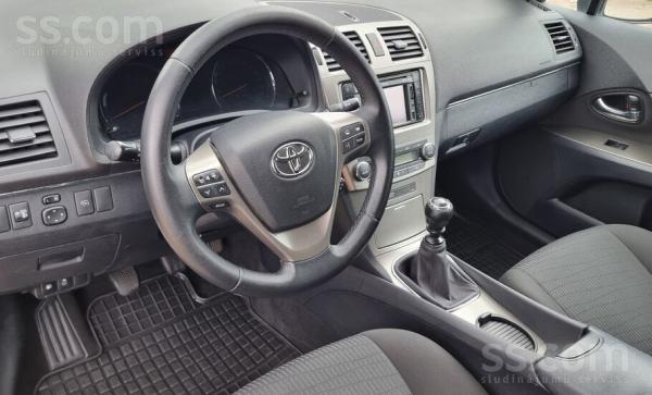 White Toyota Avensis 2010 in Riga, with an engine capacity of 2.20 L and mileage of 266 thousand km for 4400 €, photo 10 on AUTOMOTO.COM.LV