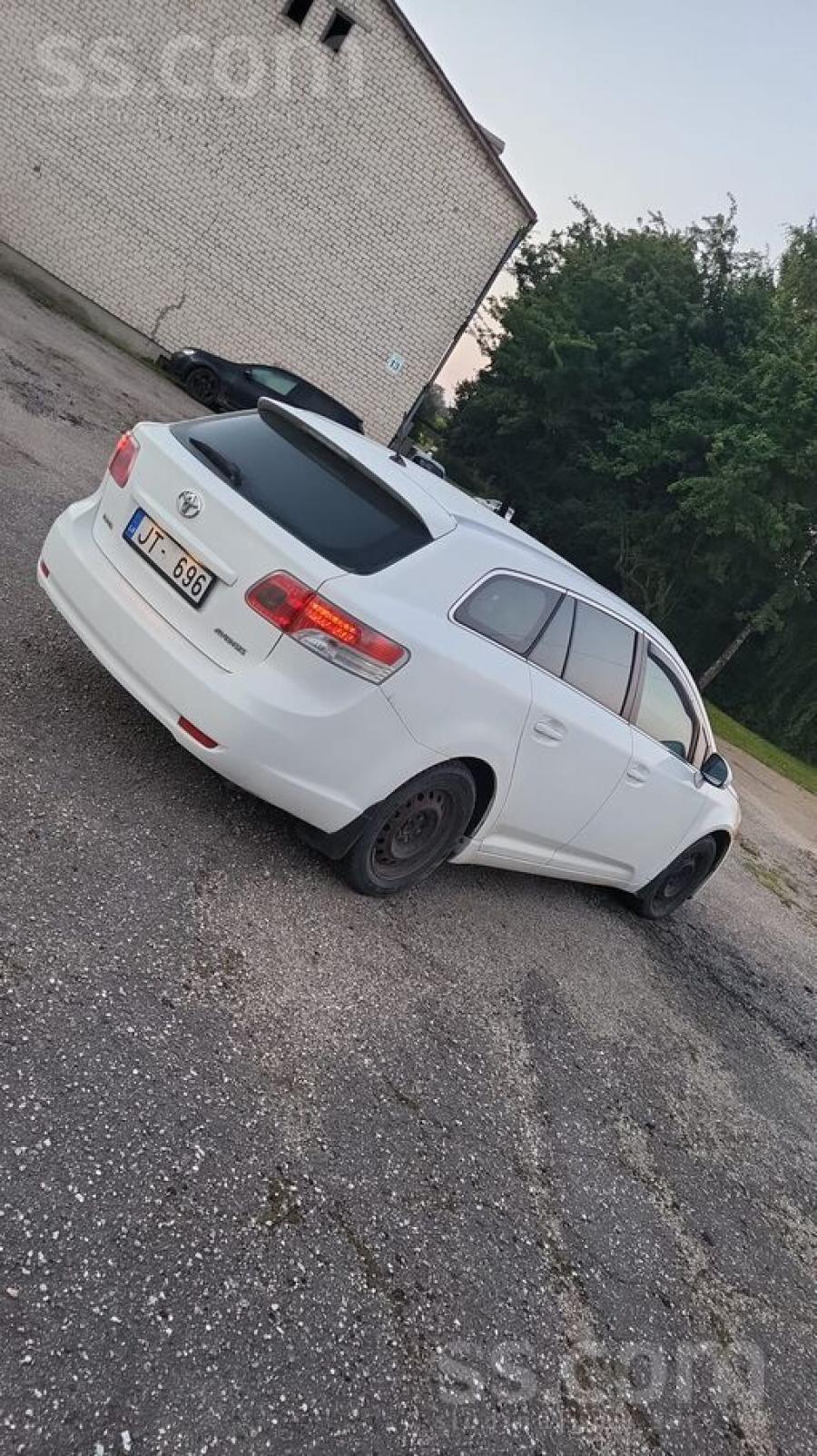 White Toyota Avensis 2010 in Riga, with an engine capacity of 1.80 L and mileage of 500 thousand km for 2300 €, photo 5 on AUTOMOTO.COM.LV
