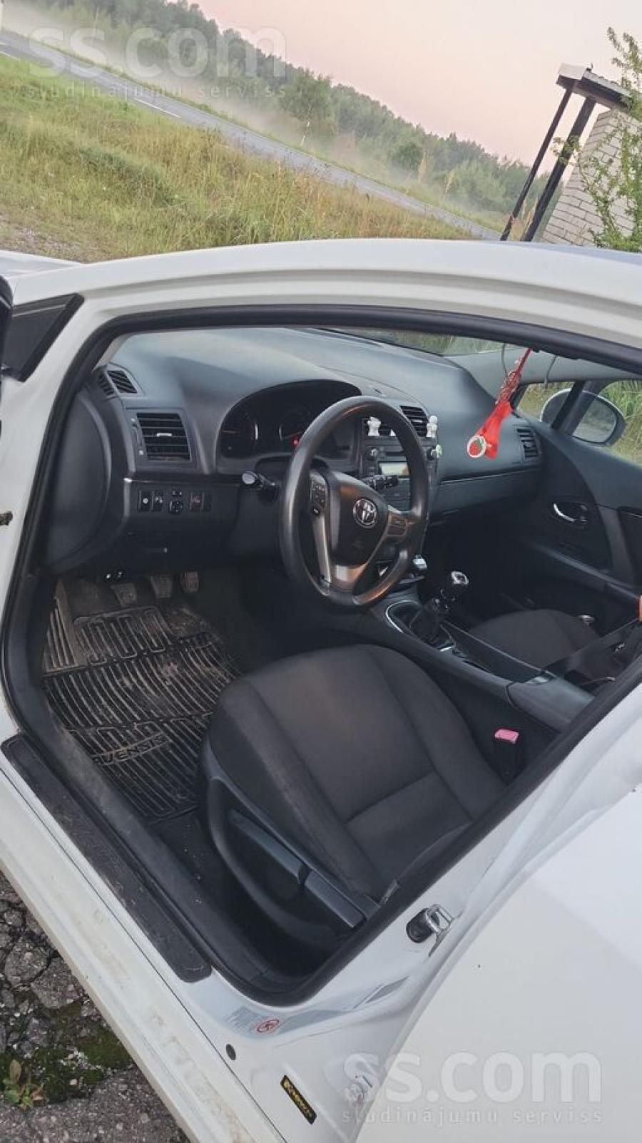 White Toyota Avensis 2010 in Riga, with an engine capacity of 1.80 L and mileage of 500 thousand km for 2300 €, photo 6 on AUTOMOTO.COM.LV