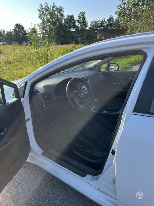 Balts Toyota Avensis 2011 Viļņa, ar dzinēja tilpumu 2.00 L un nobraukumu 329 tūkst. km par 2800 €, foto 5 vietnē AUTOMOTO.COM.LV