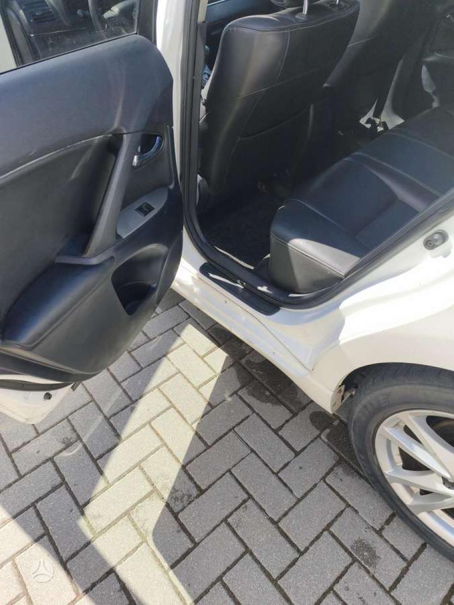 Balts Toyota Avensis 2011 Kupiškis, ar dzinēja tilpumu 2.23 L un nobraukumu 277 tūkst. km par 3300 €, foto 10 vietnē AUTOMOTO.COM.LV