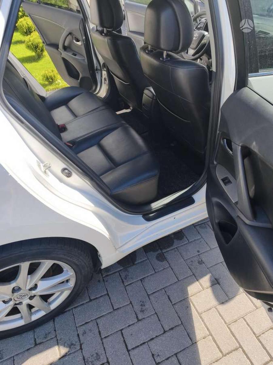 Balts Toyota Avensis 2011 Kupiškis, ar dzinēja tilpumu 2.23 L un nobraukumu 277 tūkst. km par 3300 €, foto 14 vietnē AUTOMOTO.COM.LV