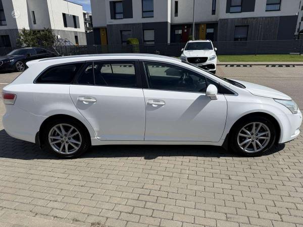 Balts Toyota Avensis 2011 Viļņa, ar dzinēja tilpumu 2.00 L un nobraukumu 300 tūkst. km par 1800 €, foto 4 vietnē AUTOMOTO.COM.LV