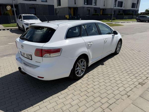 Balts Toyota Avensis 2011 Viļņa, ar dzinēja tilpumu 2.00 L un nobraukumu 300 tūkst. km par 1800 €, foto 6 vietnē AUTOMOTO.COM.LV