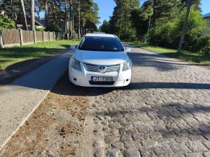 White Toyota Avensis 2011 in Liepaja, with an engine capacity of 2.00 L and mileage of 157 thousand km for 4000 €, photo 3 on AUTOMOTO.COM.LV