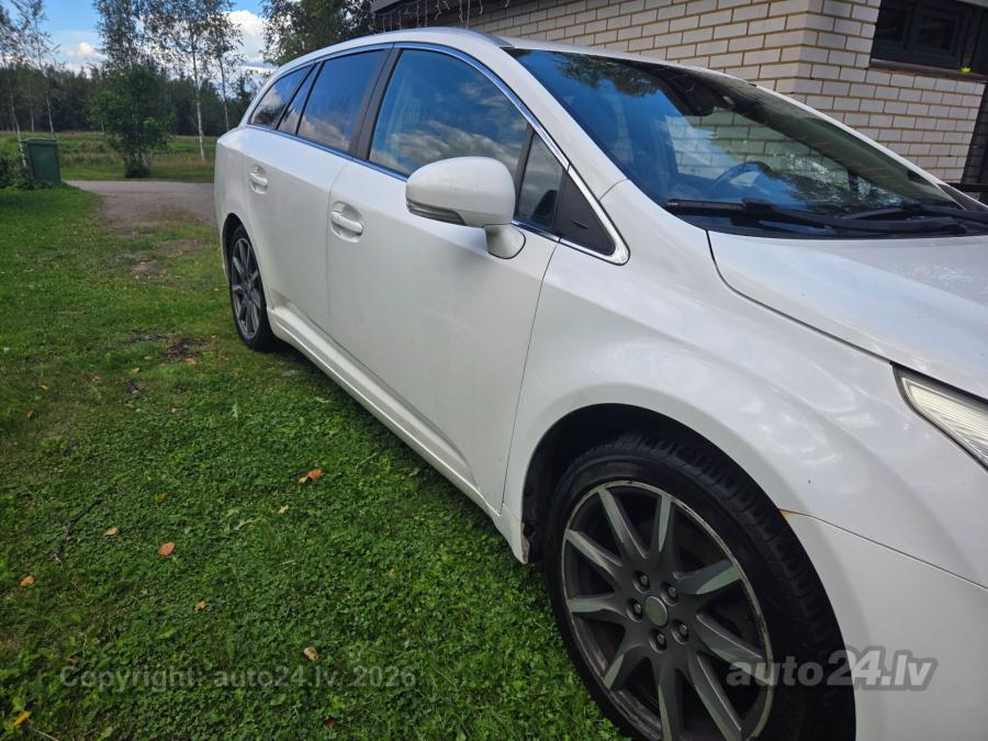 Белый Тойота Авенсис 2011 в Таллин, объемом двигателя 2.20 л и пробегом 291 тыс. км за 6000 €, фото 10 на AUTOMOTO.COM.LV