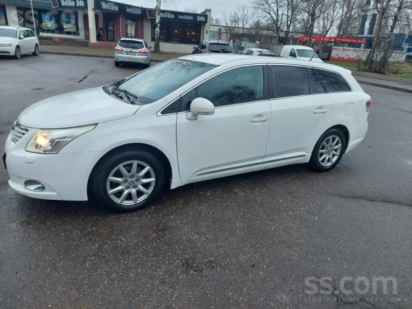 Toyota Avensis 2011 Rīga vietnē Balts Toyota Avensis 2011 Rīga, ar dzinēja tilpumu 2.00 L un nobraukumu 269 tūkst. km par 3300 €, foto 4 vietnē AUTOMOTO.COM.LV