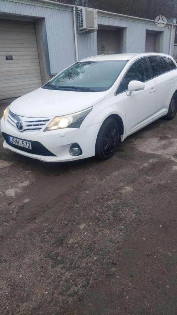 White Toyota Avensis 2012 in Vilnius, with an engine capacity of 2.00 L and mileage of 417 thousand km for 3500 €, photo 1 on AUTOMOTO.COM.LV