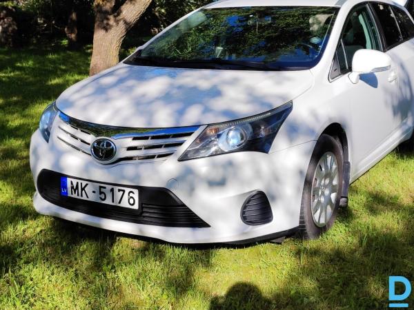 White Toyota Avensis 2012 in Riga, with an engine capacity of 2.00 L and mileage of 268 thousand km for 6000 €, photo 1 on AUTOMOTO.COM.LV