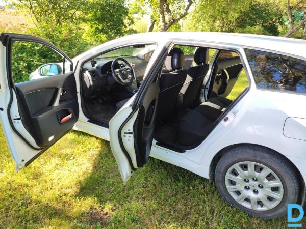 White Toyota Avensis 2012 in Riga, with an engine capacity of 2.00 L and mileage of 268 thousand km for 6000 €, photo 5 on AUTOMOTO.COM.LV