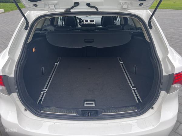 White Toyota Avensis 2012 in Tallinn, with an engine capacity of 2.20 L and mileage of 250 thousand km for 2890 €, photo 11 on AUTOMOTO.COM.LV