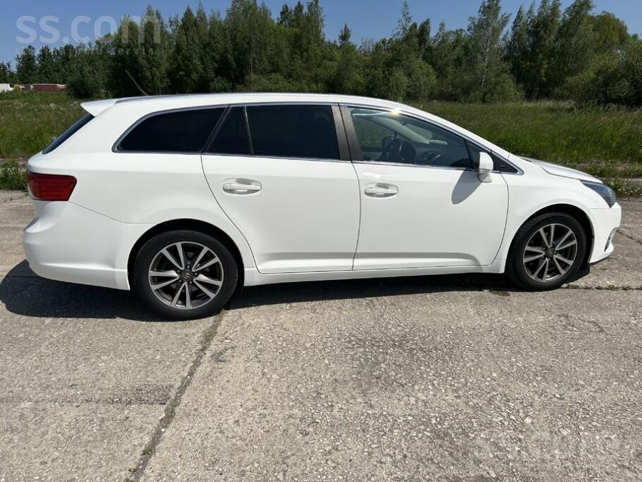 White Toyota Avensis 2013 in Riga, with an engine capacity of 2.00 L and mileage of 180 thousand km for 6360 €, photo 1 on AUTOMOTO.COM.LV