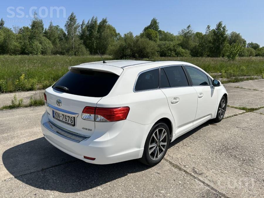 White Toyota Avensis 2013 in Riga, with an engine capacity of 2.00 L and mileage of 180 thousand km for 6360 €, photo 3 on AUTOMOTO.COM.LV