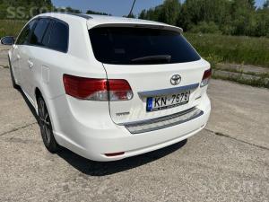 White Toyota Avensis 2013 in Riga, with an engine capacity of 2.00 L and mileage of 180 thousand km for 6360 €, photo 4 on AUTOMOTO.COM.LV
