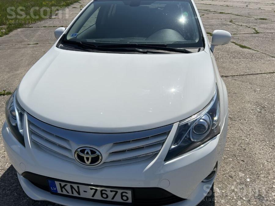 White Toyota Avensis 2013 in Riga, with an engine capacity of 2.00 L and mileage of 180 thousand km for 6360 €, photo 7 on AUTOMOTO.COM.LV