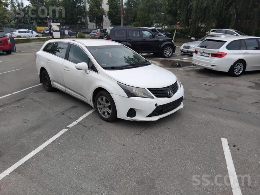 Белый Тойота Авенсис 2013 в Рига, объемом двигателя 1.60 л и пробегом 400 тыс. км за 1200 €, фото 3 на AUTOMOTO.COM.LV