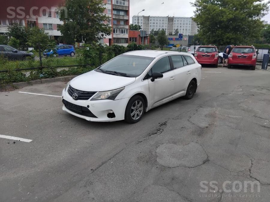 Белый Тойота Авенсис 2013 в Рига, объемом двигателя 1.60 л и пробегом 400 тыс. км за 1200 €, фото 4 на AUTOMOTO.COM.LV