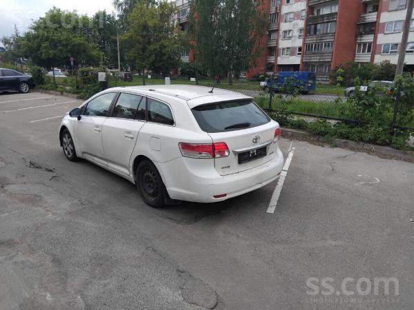 Белый Тойота Авенсис 2013 в Рига, объемом двигателя 1.60 л и пробегом 400 тыс. км за 1200 €, фото 4 на AUTOMOTO.COM.LV