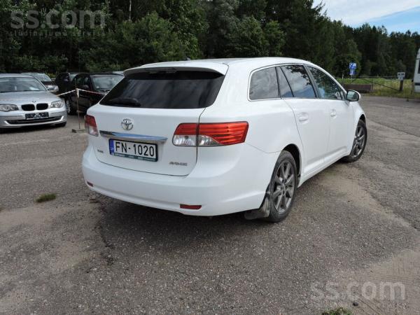 White Toyota Avensis 2013 in Cesis, with an engine capacity of 2.20 L and mileage of 310 thousand km for 3750 €, photo 3 on AUTOMOTO.COM.LV