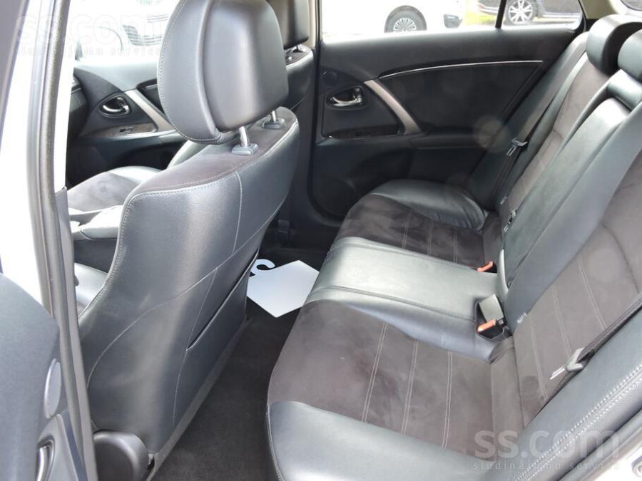 White Toyota Avensis 2013 in Cesis, with an engine capacity of 2.20 L and mileage of 310 thousand km for 3750 €, photo 8 on AUTOMOTO.COM.LV