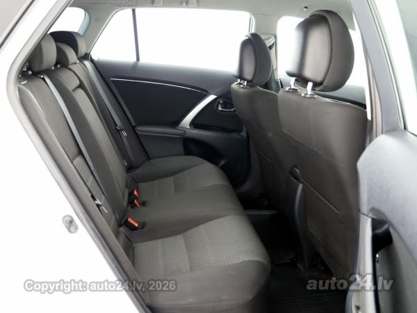 White Toyota Avensis 2014 in Tallinn, with an engine capacity of 1.80 L and mileage of 342 thousand km for 3499 €, photo 7 on AUTOMOTO.COM.LV