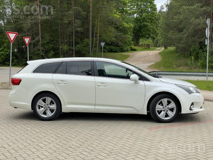 Белый Тойота Авенсис 2014 в Валка, объемом двигателя 2.00 л и пробегом 205 тыс. км за 6300 €, фото 3 на AUTOMOTO.COM.LV