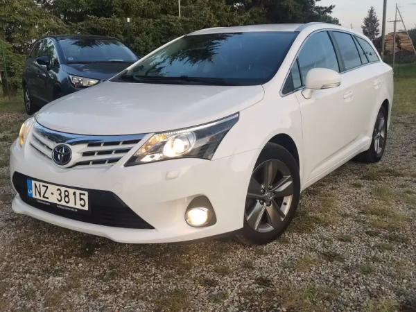 Белый Тойота Авенсис 2014 в Кулдига, объемом двигателя 2.00 л и пробегом 255 тыс. км за 7000 €, фото 1 на AUTOMOTO.COM.LV