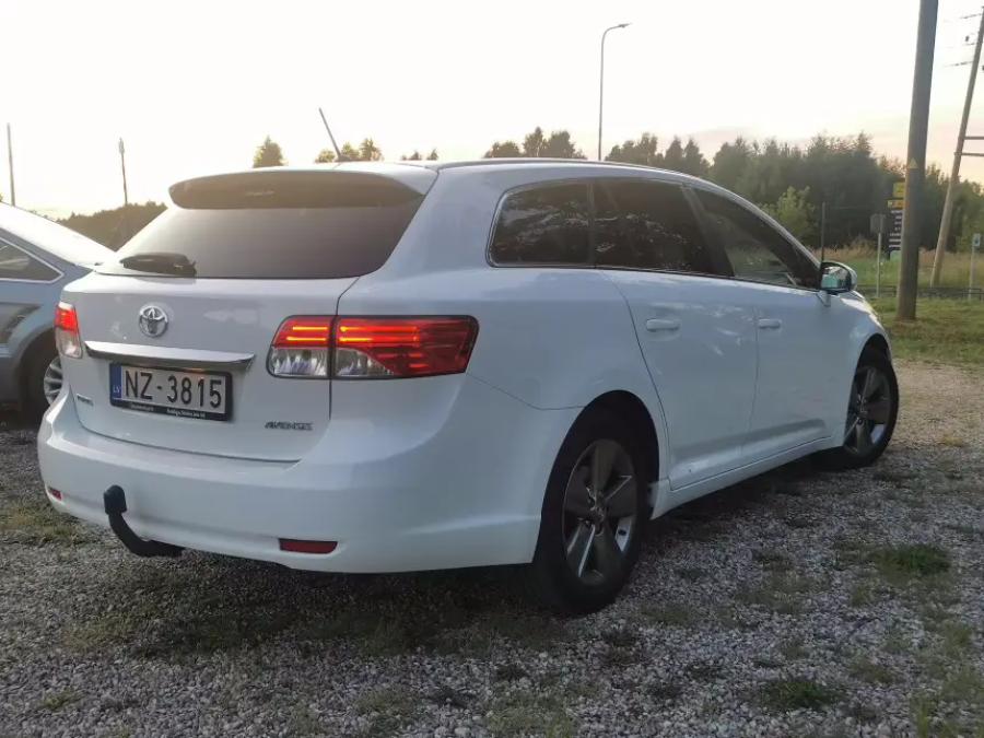Белый Тойота Авенсис 2014 в Кулдига, объемом двигателя 2.00 л и пробегом 255 тыс. км за 7000 €, фото 3 на AUTOMOTO.COM.LV