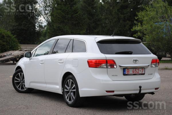 White Toyota Avensis 2014 in Riga, with an engine capacity of 2.00 L and mileage of 247 thousand km for 5990 €, photo 3 on AUTOMOTO.COM.LV